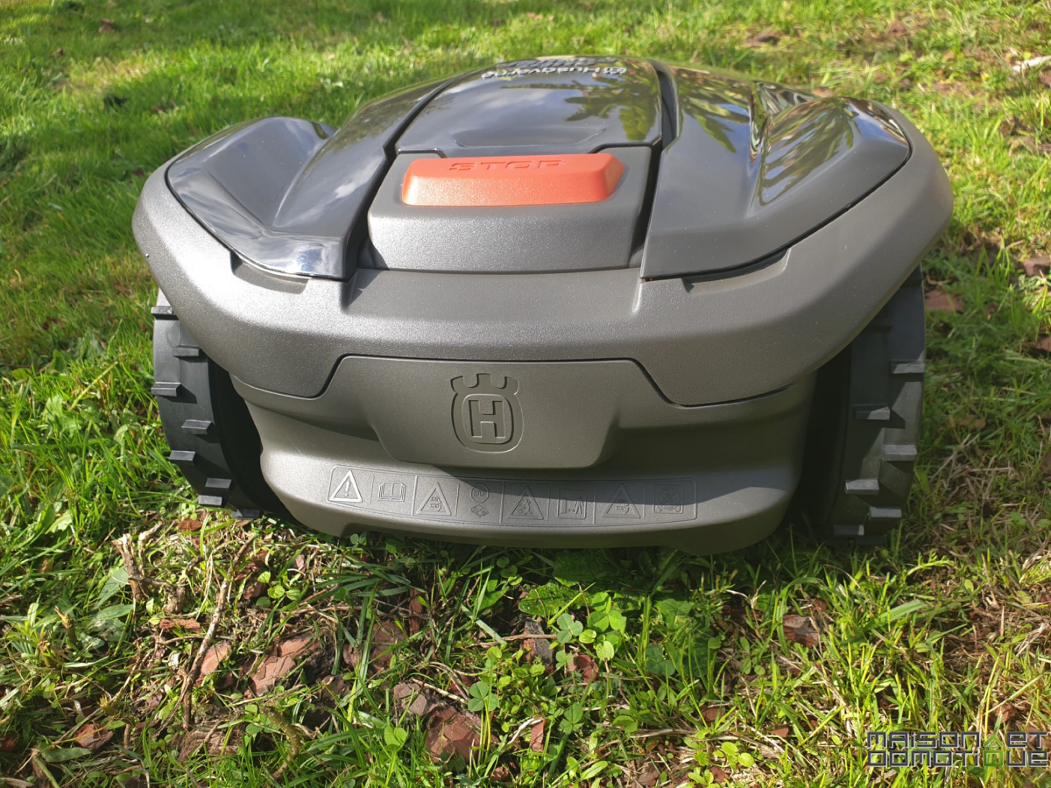 Test Husqvarna Automower 305: il tond la pelouse pour vous ! - Maison ...