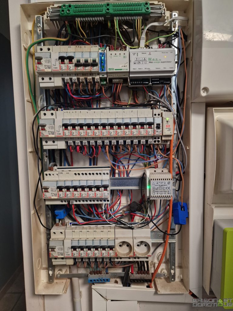 Comment installer un inverseur de source, pour alimenter facilement son logement par batterie ou ...