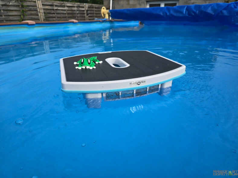 Test Maytronics Dolphin Skimmi : le robot solaire qui nettoie la ...