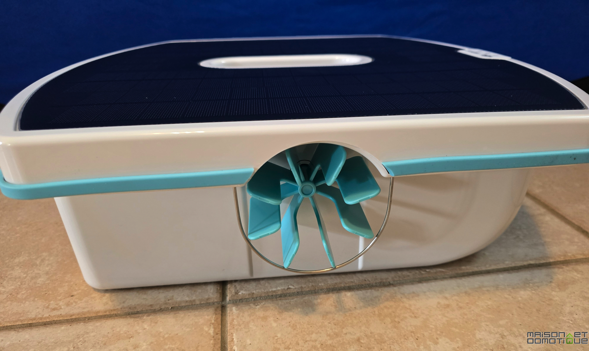 Test Maytronics Dolphin Skimmi: the solar-powered robot that cleans the ...