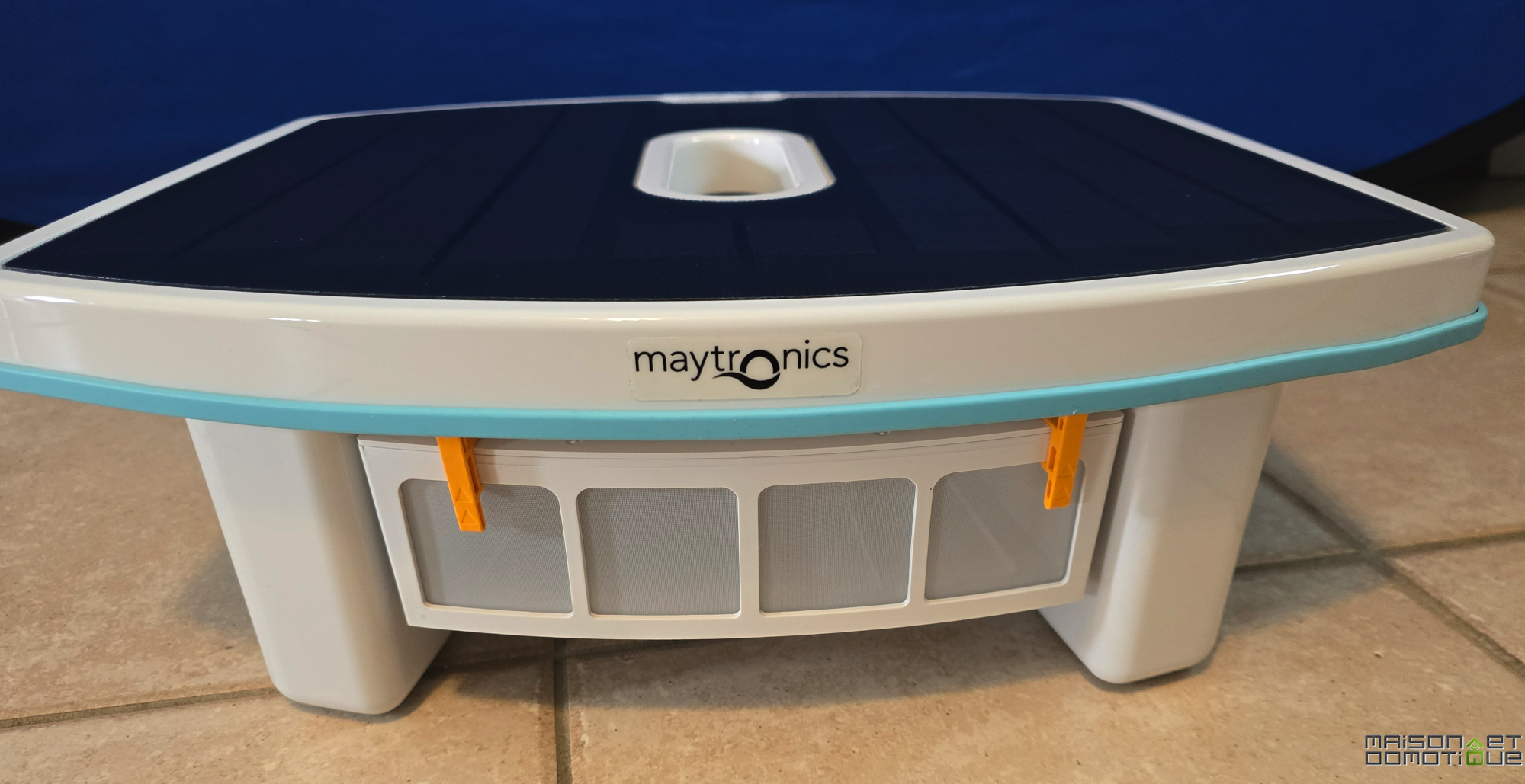 Test Maytronics Dolphin Skimmi: the solar-powered robot that cleans the ...
